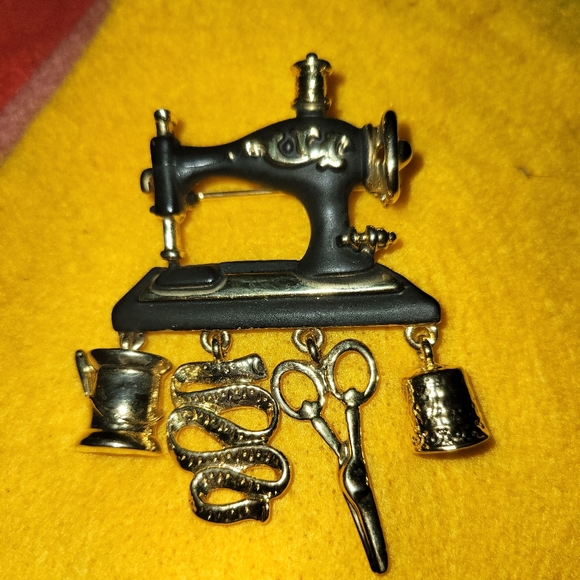 Jewelry | Danecraft Vintage Sewing Machine Brooch With Dangling Sewing ...